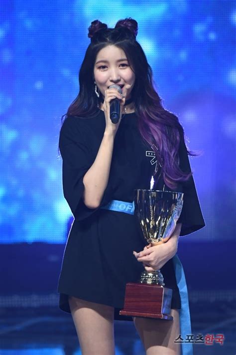여자친구 소원 1위 트로피 꼭 끌어안고