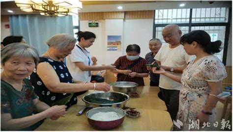 端午节临近，武汉晒湖社区组织居民包粽子 荆楚网 湖北日报网