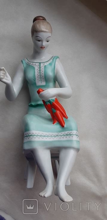 Порцелянова Статуетка Дівчина з перцем Холлохаза Угорщина на сайте для коллекционеров Violity