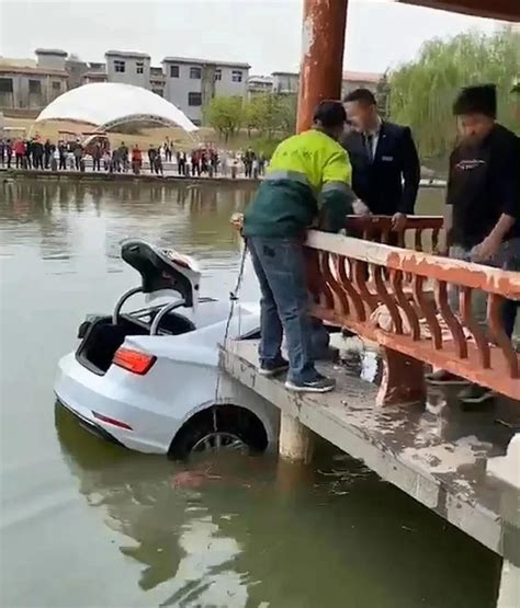 商丘一辆汽车驶入河中，女司机和3岁孩子被困搜狐汽车搜狐网