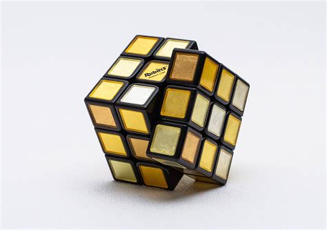 日本の伝統工芸とルービックキューブが融合、全面金箔「工芸ルービックキューブ 金沢箔 金箔」 ｜デザインを深掘り Mdn