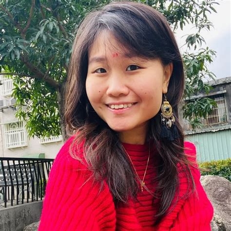 近期有感 生活感的建立其實不需要繁文縟節 簡單的洗衣、打掃、整理環境 其實都是生活的一部分 每當感覺有點焦慮的時候 除了瑜伽和冥想 最常做的