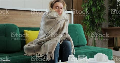 집에서 아픈 여자의 초상화 독감 증상을 가진 여성 얼굴 의료 및 질병의 개념 감기와 독감에 대한 스톡 사진 및 기타 이미지