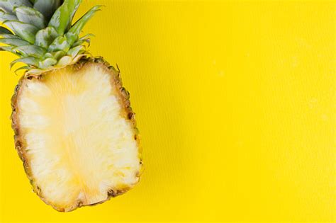 노란색 배경에 파인애플입니다 파스텔 배경에 파인애플의 절반 팝 아트 스타일의 열대 과일 Minimalism 복사 공간 0명에 대한 스톡 사진 및 기타 이미지 Istock