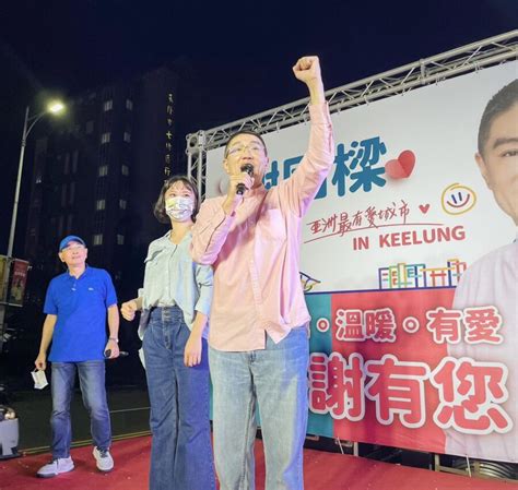 綠地變藍天！國民黨謝國樑當選偕妻「下跪謝天」 引新聞