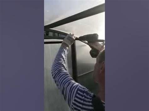Устанавливаем проветриватель для теплиц термопатрон тп-1 Урожай - YouTube
