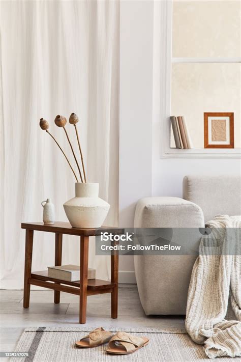 모의 프레임 회색 코너 소파 창문 커피 테이블에 말린 꽃 및 개인 액세서리가있는 세련되고 아늑한 거실 인테리어의 창조적 인 구성 베이지 색 템플렛 꽃병에 대한 스톡 사진 및