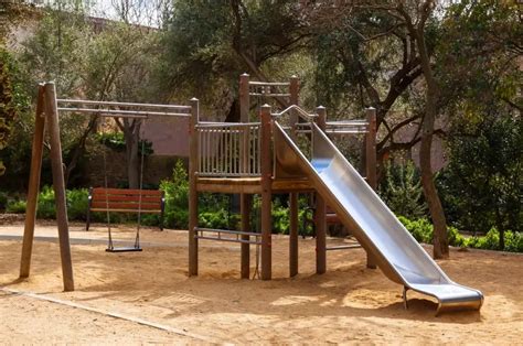 14 Playground Activities From The 70s That Would Be Considered Unsafe