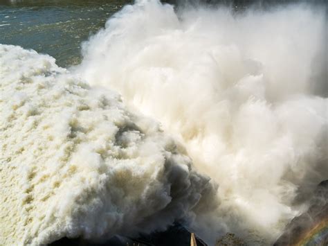 G1 Após 50 dias vertedouro de Itaipu é reaberto por excesso de