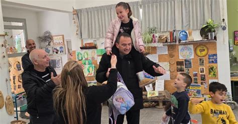 רומן תכירו את אופיר המקסימה הבוקר שסיירתי בסמוך לגן שלה היא הגיעה