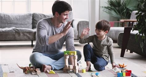 Padres Jugando Con Sus Hijos Videos De Stock Videoclips En 4k Y Hd
