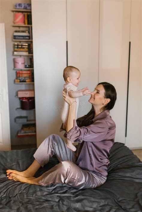 Madre Amorosa Juega En La Cama Con Su Hijo Bebé Imagen De Archivo