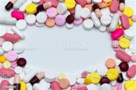 다른 다채로운 약물 또는 약 알 약 정제 보충 치료 및 화이트 배경에 건강 관리 공간을 복사합니다 0명에 대한 스톡 사진 및 기타 이미지 Istock