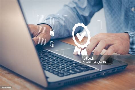 Iso 인증 및 표준화 개념 최고 서비스의 표시를 가진 노트북 컴퓨터에서 일하는 비즈니스 사람 품질 보증 보증 표준 인증서 보증 만족 고급에 대한 스톡 사진 및 기타 이미지