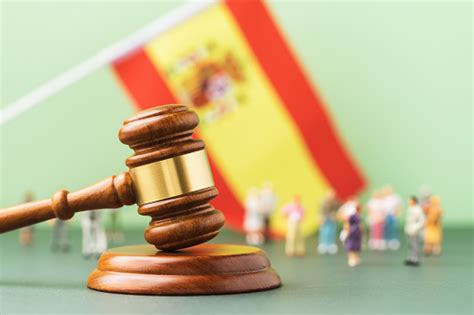 판사 망치 스페인의 국기와 색깔의 배경에 플라스틱 장난감 남자 스페인 사회에서 재판의 개념 0명에 대한 스톡 사진 및 기타