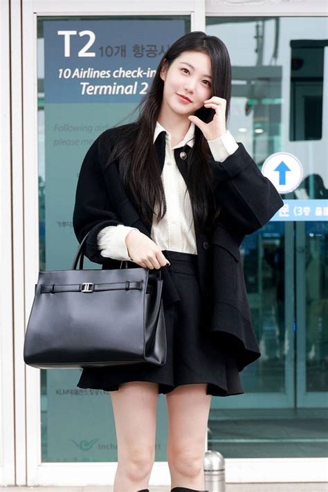 패션엔 정년이 영서 신예은 겨울 여친룩의 정석 러블리 블랙룩 일본 출국