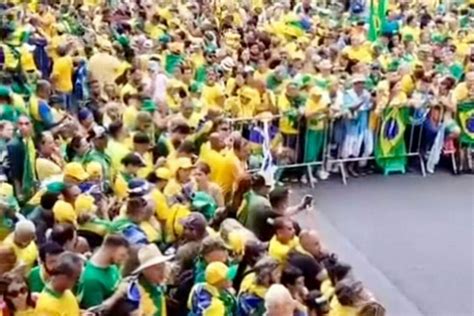 Apoiadores atendem Bolsonaro e chegam à Paulista sem faixas e cartazes