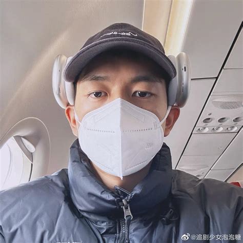 李现发博晒机场随拍，帅哥好会拍