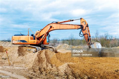 굴삭기는 건설 현장에서 참호를 파는다 외부 하수도 파이프를 놓는 트렌치 다층 건물을 위한 하수 배수 시스템 구덩이 기초를 파고 건설 산업에 대한 스톡 사진 및 기타 이미지
