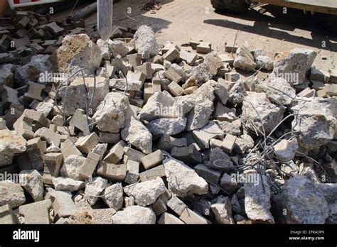 Les résidus de béton des gravats de construction ont été écrasés à l