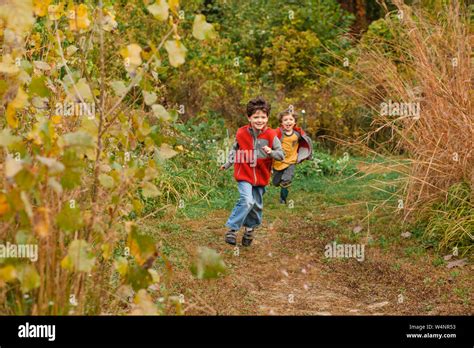 Chasser les enfants Banque de photographies et dimages à haute