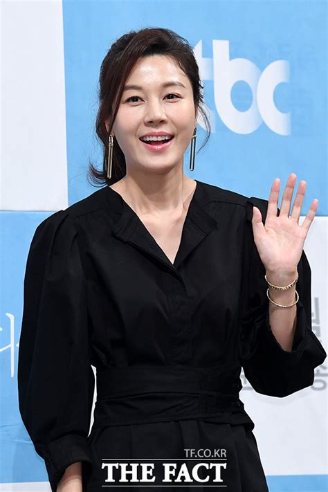 Tf포토 김하늘 올블랙으로 돌아온 멜로 여신 포토 기사 더팩트