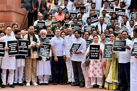 நாடாளுமன்ற வளாகத்தில் ராகுல் தலைமையில் இந்தியா கூட்டணி எம்பிக்கள்