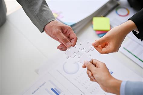 직소 퍼즐 조각을 들고 있는 다양한 사업가들의 클로즈업 이미지 3 명에 대한 스톡 사진 및 기타 이미지 3 명 건축물