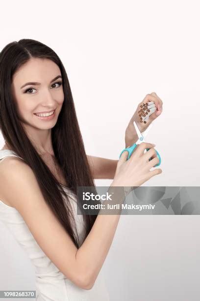 나쁜 습관입니다 가 위로 절단 하 고 아름 다운 젊은 여자의 초상화 여성 금연 흡연 담배의 근접 촬영 종료 흡연 개념 높은 해상도 가위에 대한 스톡 사진 및 기타 이미지