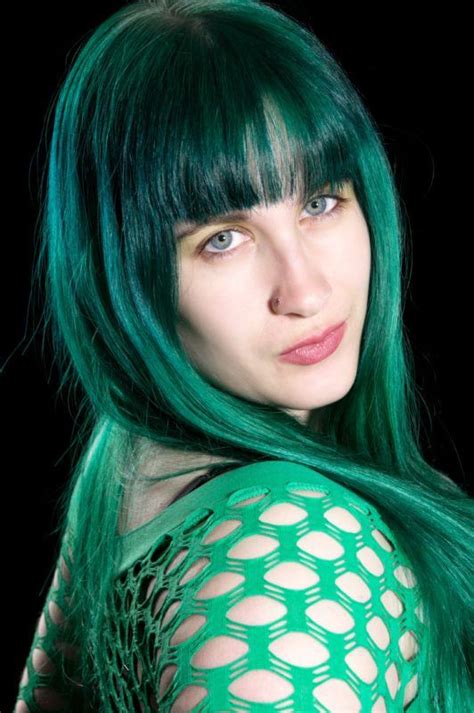 Emo Bangs Ways To Rock This Edgy Fringe All Things Hair US