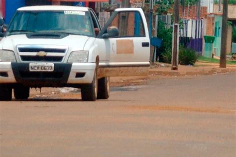 NÃO PRESTOU SOCORRO Idoso é derrubado por caminhonete da prefeitura em