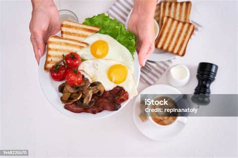 계란 후라이 베이컨 토마토 흰색 세라믹 접시에 구운 빵 커피 한잔 고기에 대한 스톡 사진 및 기타 이미지 고기 그릇 냅킨
