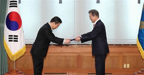 문 대통령 도경환 주말레이시아 대사에게 신임장 수여