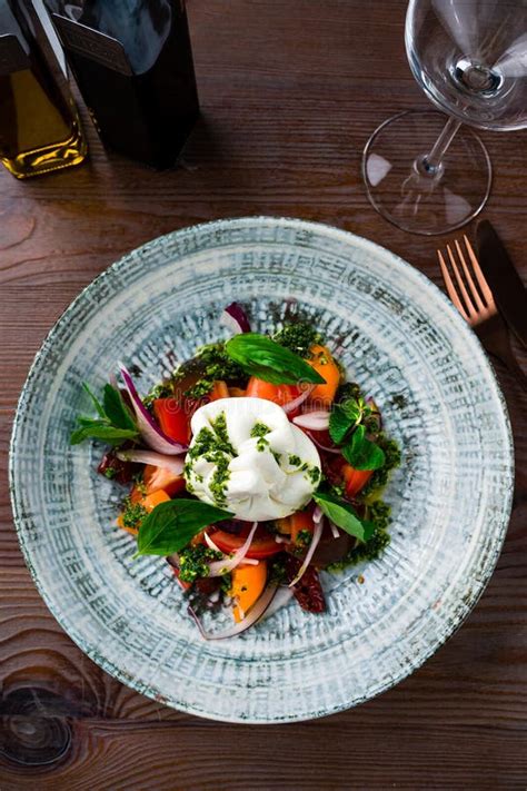 Burrata Buffalo Kaas Met Verse Tomaten En Pesto Saus Op Het Bord Stock