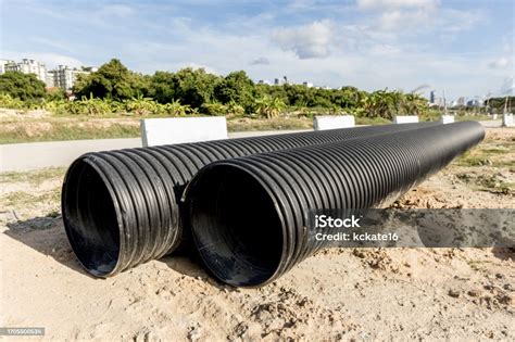 건설 현장에서 폴리염화 염화물 배수 파이프 폴리 염화염화물 배수 파이프는 건설을 위해 적층 하이웨이 로드 근처 건설 현장에서 폴리염화염화물 배수 튜브 개발에 대한 스톡 사진