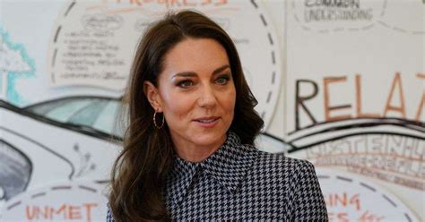 Kate Middleton Stupisce A Boston Spalle Nude In Un Vestito
