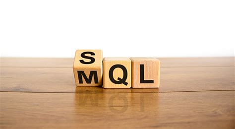 Sql 또는 Mql 기호입니다 나무 큐브를 돌리고 Mql 마케팅 적격 리드를 Sql 판매 자격을 갖춘 리드로 변경했습니다 아름다운 흰색 배경 비즈니스 및 Sql 또는 Mql