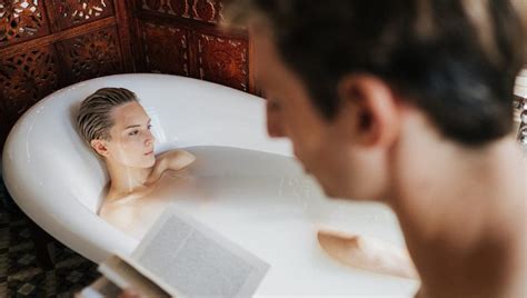 Cómo tener sexo en el baño y disfrutarlo sin riesgos