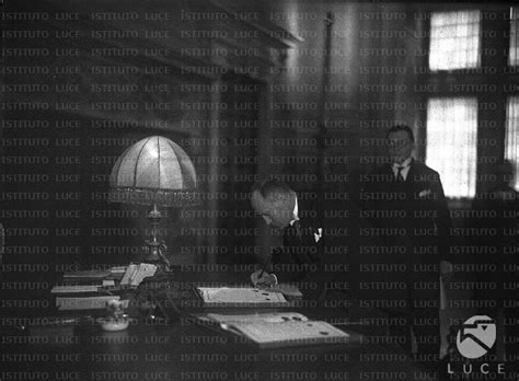 Mussolini Firma Il Trattato Di Amicizia Con Laustria Nella Sala Del