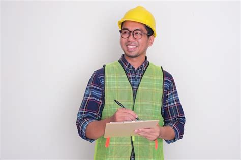 Premium Photo A Warehouse Staff Smiling Happy While Writting Stock