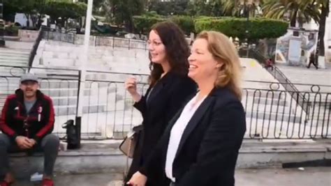 الممثلة شهرزاد كراشني ترافق المفوضة البريطانية للتجارة مع إفريقيا في