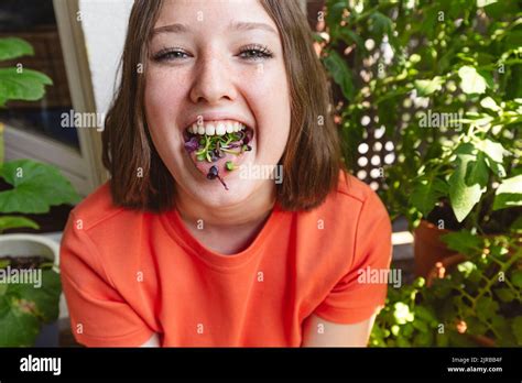 Girl Showing Tongue Fotos Und Bildmaterial In Hoher Auflösung Alamy