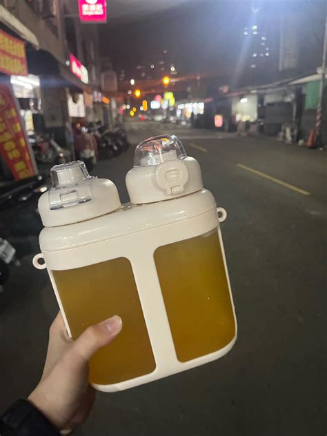 買了一個超口愛的新水壺可以一次裝兩杯 手搖星人好快樂 情侶的話就更方便了一人一邊 然後給男友提 而且他是可以拆開的 真ㄉ方便 帶一個直接折