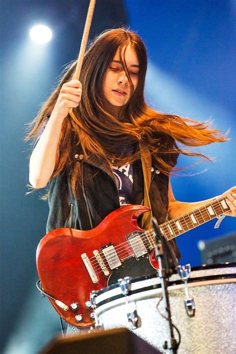 Danielle Haim Powered By Gibson 3 Pinterest Guitars And Musicians