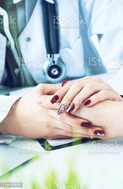 상담 중 환자의 손을 잡고 여성 치료사의 자른 이미지 의료 윤리 및 신뢰 개념 가정의 방에 대한 스톡 사진 및 기타 이미지 가정의 방 건강 진단 건강관리와 의술