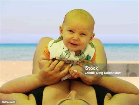 해변에서 아기와 어머니 2명에 대한 스톡 사진 및 기타 이미지 2명 가족 건강한 생활방식 Istock