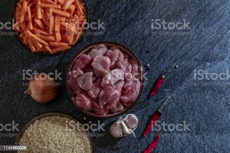 어두운 배경에 필라프 쌀 고기 양파와 당근을 만들기 위한 재료 고기에 대한 스톡 사진 및 기타 이미지 고기 당근 러시아