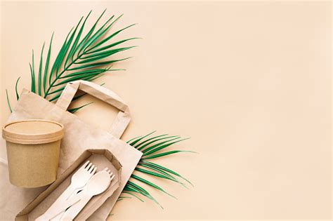 베이지 색 배경에 제로 폐기물 환경 친화적 인 일회용 골판지 종이 기구 위에서 볼 수 있습니다 에코 크래프트 종이 식기 0명에