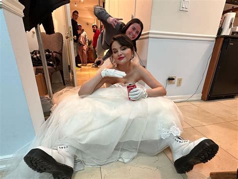 Atriz Selena Gomez Aparece Vestida De Noiva E Deixa Fãs Surpresos