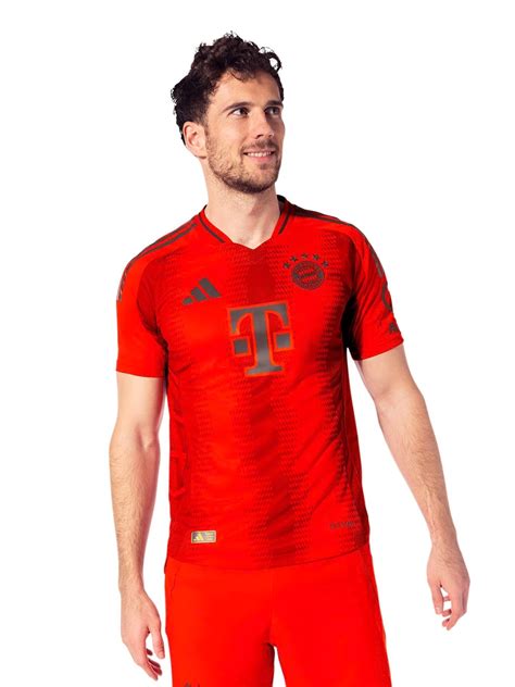 بایرن مونیخ پیراهن اول فصل آینده را رونمایی کرد؛ بازگشت به رنگ سنتی با نوار تیره عکس